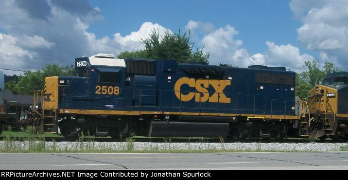 CSX 2508, broadside view of conductor's side